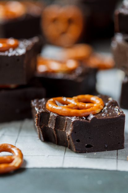Easy salted pretzel chocolate fudge - Simply Delicious