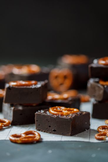 Easy salted pretzel chocolate fudge - Simply Delicious