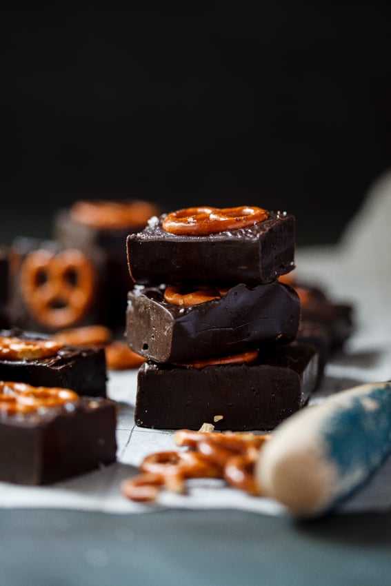 Easy salted pretzel chocolate fudge - Simply Delicious