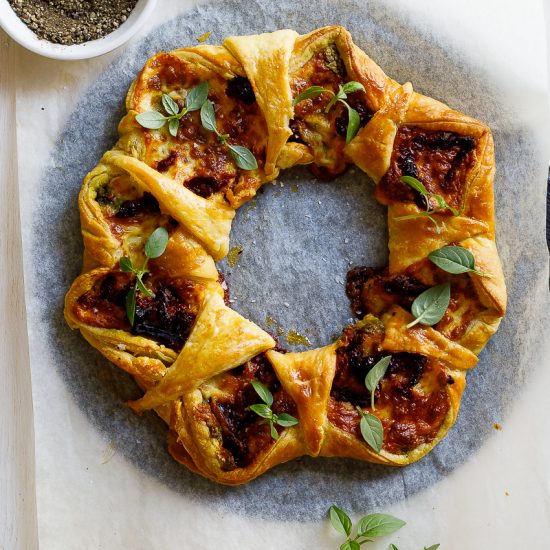 Sun-dried tomato basil mozzarella pastry wreath - Simply Delicious